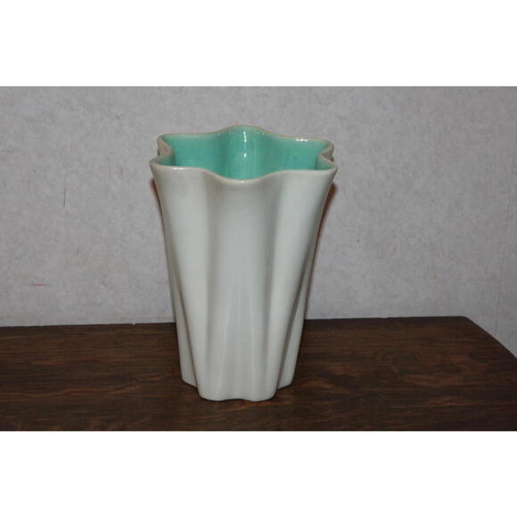 Red Wing | Accents | Vintage Red Wing Pottery White Vase 887 Scalloped ...